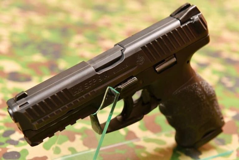 First photos of new Japanese Self-Defence Forces Rifle and Pistol ...